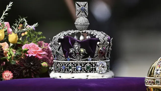 Melihat dari Dekat Mahkota St. Edward, Pusaka Kerajaan Inggris yang ...