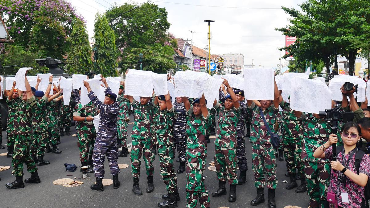 Hari Batik Nasional, 1.000 Personel TNI Catat Rekor MURI dengan ...