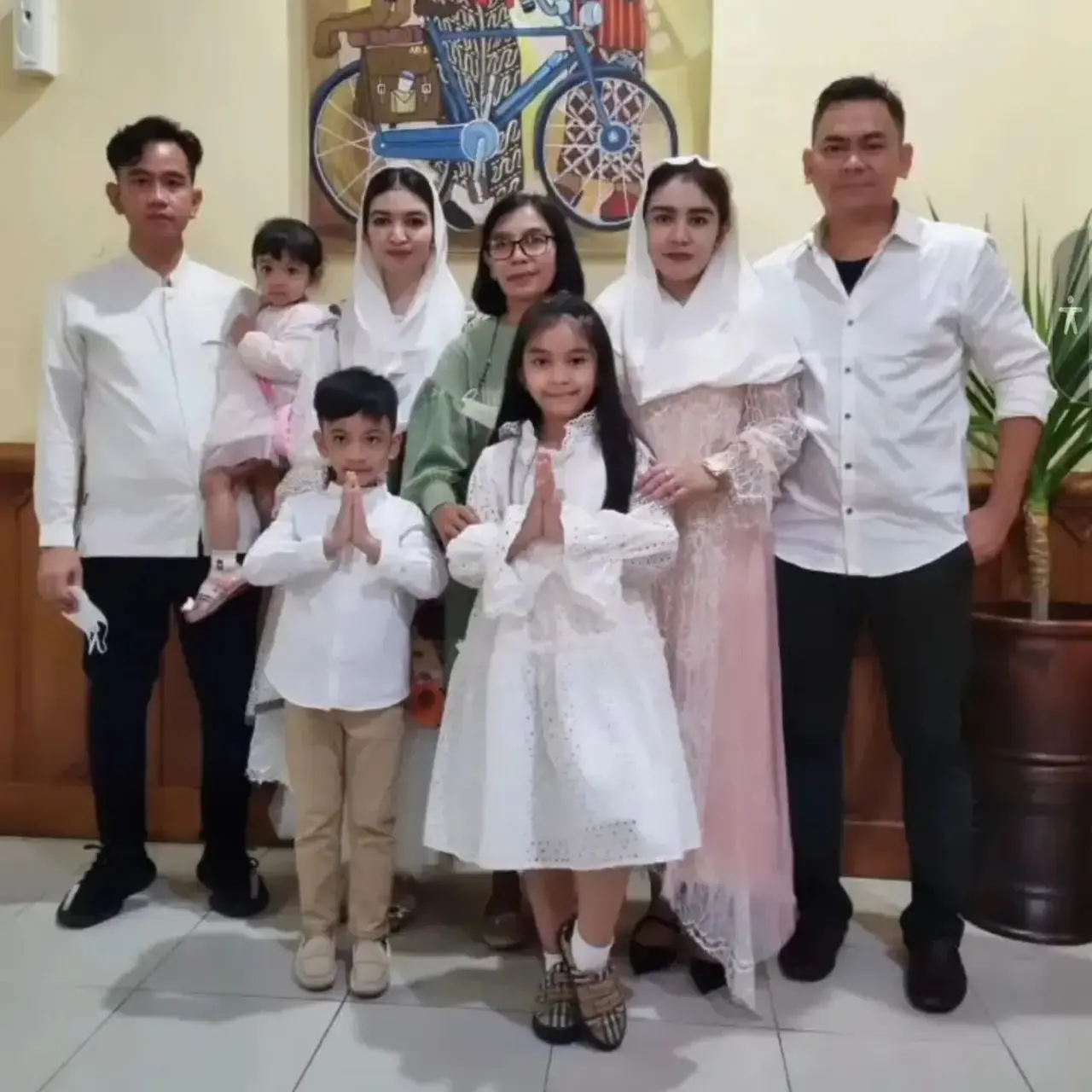 6 Potret Selvi Ananda Istri Gibran Kenakan Hijab, Anggun dan Cantik Menawan - Koransumsel.com