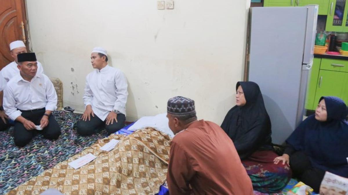 Tangis Keluarga Korban Insiden MTsN 19 Saat Menko Muhadjir Takziah ...