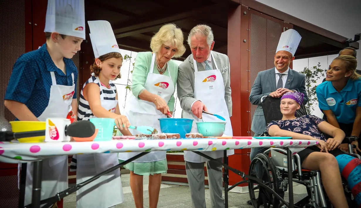 FOTO: Ketika Pangeran Charles Bikin Kue dan Melukis Bareng Anak-Anak ...