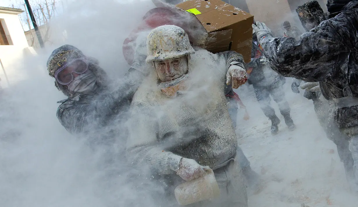 FOTO: Tubuh Penuh Tepung, Begini Keseruan Warga Spanyol Saat Festival ...