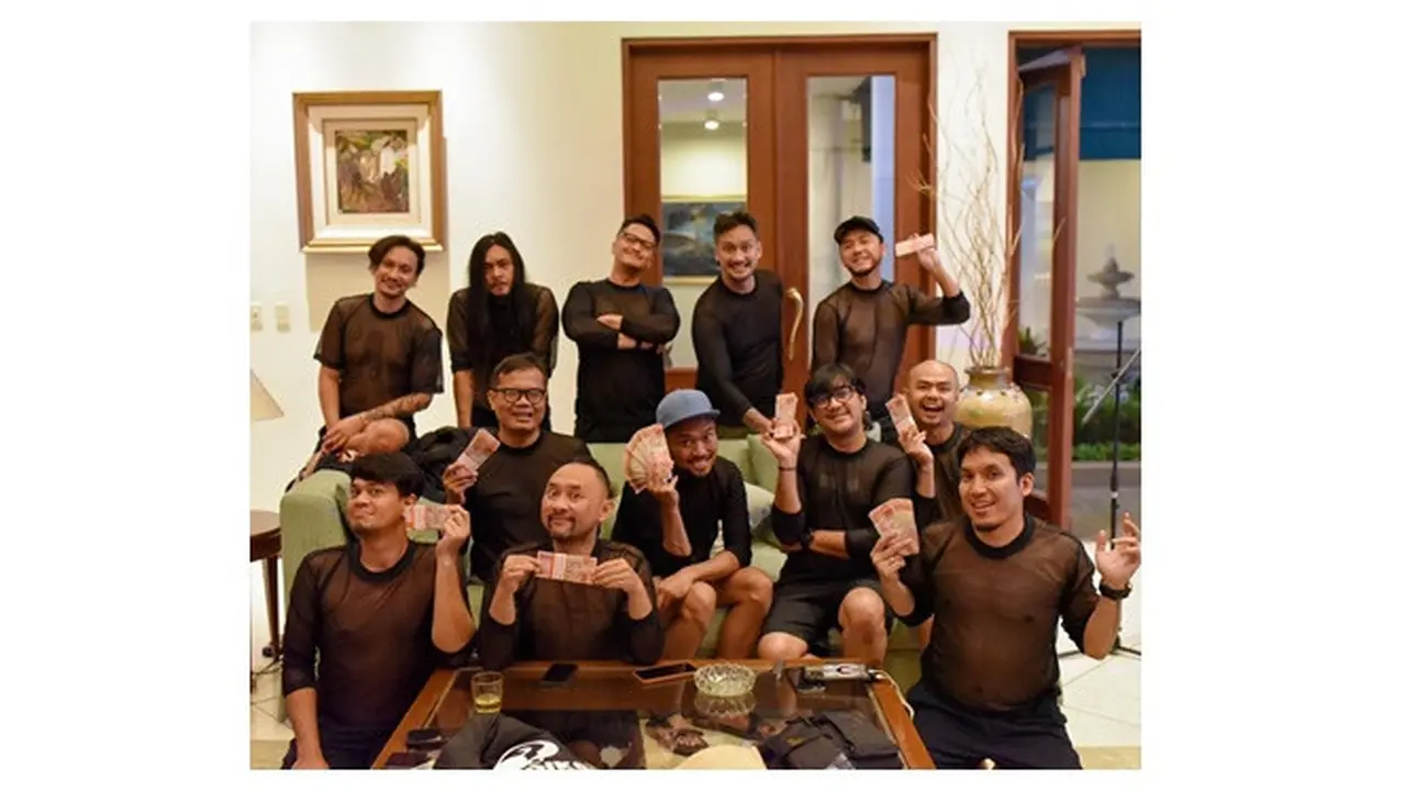 Selain Pakai Kostum Ular di Amerika, Ini 7 Outfit Unik Ala Geng The ...