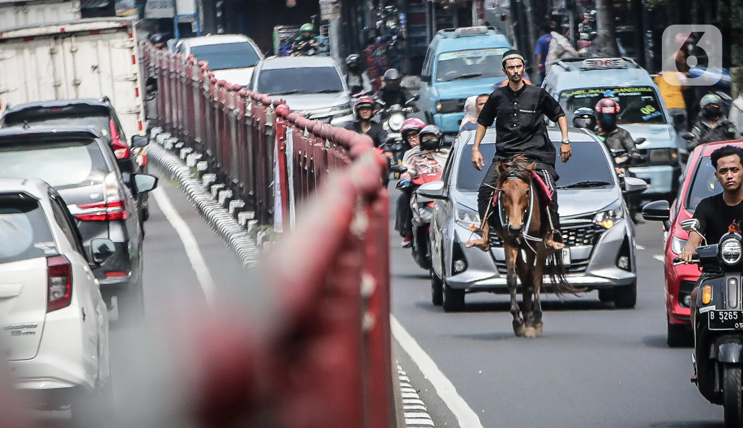 Aksi Pria Tunggangi Kuda di Tengah Ramainya Jalan Kramat Jati - Foto ...