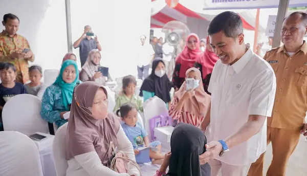 Video Viral Ibu dan Anak Baju Biru Bikin Geram Netizen, King Abdi: Wanita Biadab - Health ...
