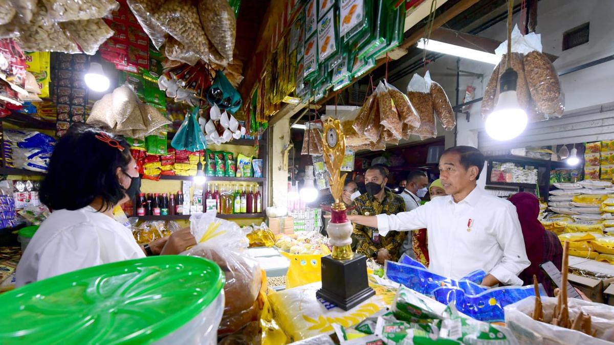 Blusukan ke Pasar Wonokromo, Jokowi Pastikan Harga dan Stok Beras Melimpah - News Liputan6.com