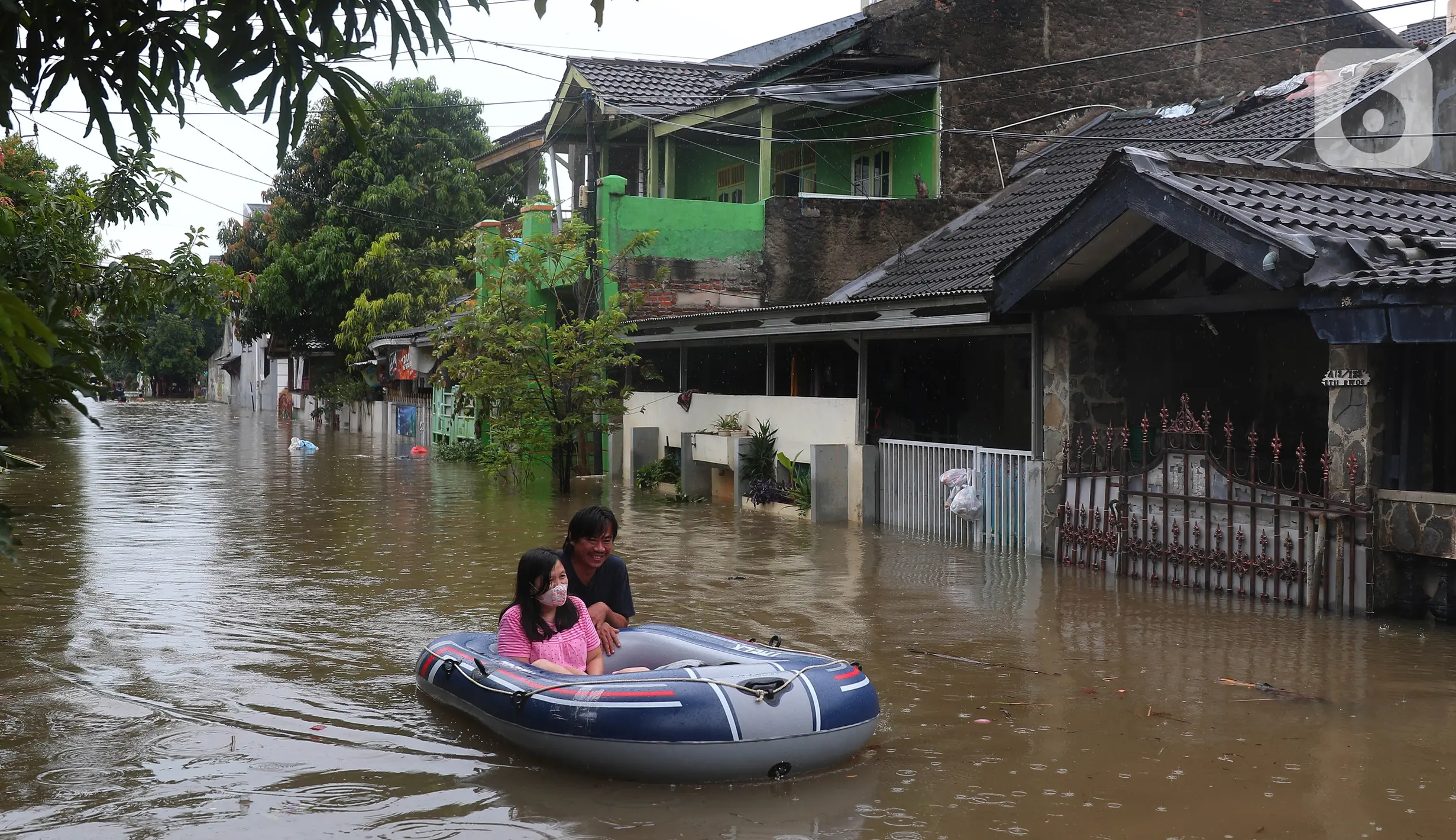 FOTO: Kondisi Banjir di Perumahan Ciledug Indah, Ketinggian Air Capai ...
