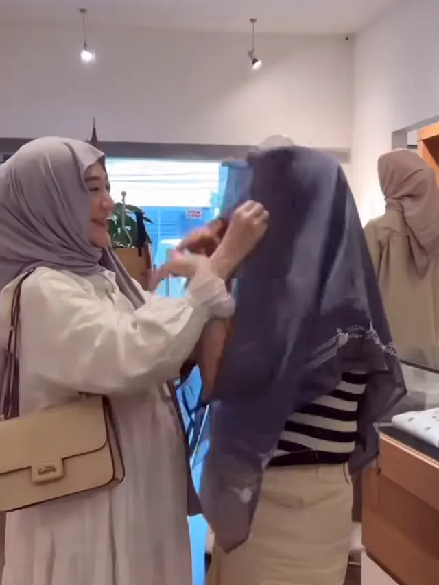 7 Momen Larissa Chou Kenakan Hijab ke Ibu, Minta Doa Mualaf Habib Husein - Hot Liputan6.com