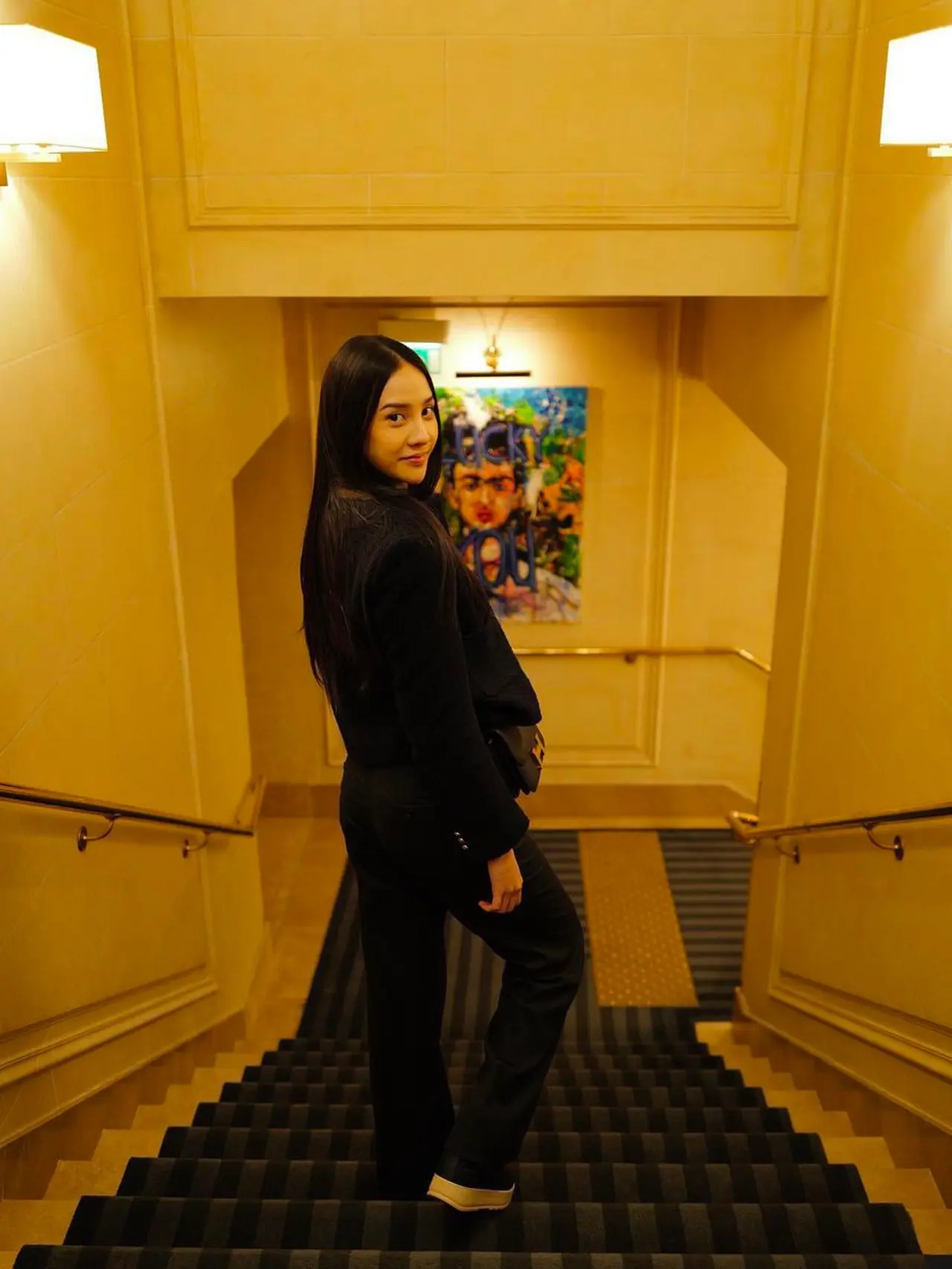 6 Potret Adu Gaya Outfit Hitam di Paris dari Anya Geraldine dan ...