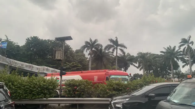 Massa Demo Apdesi Blokade Jalan Tol Depan Gedung DPR - News Liputan6.com