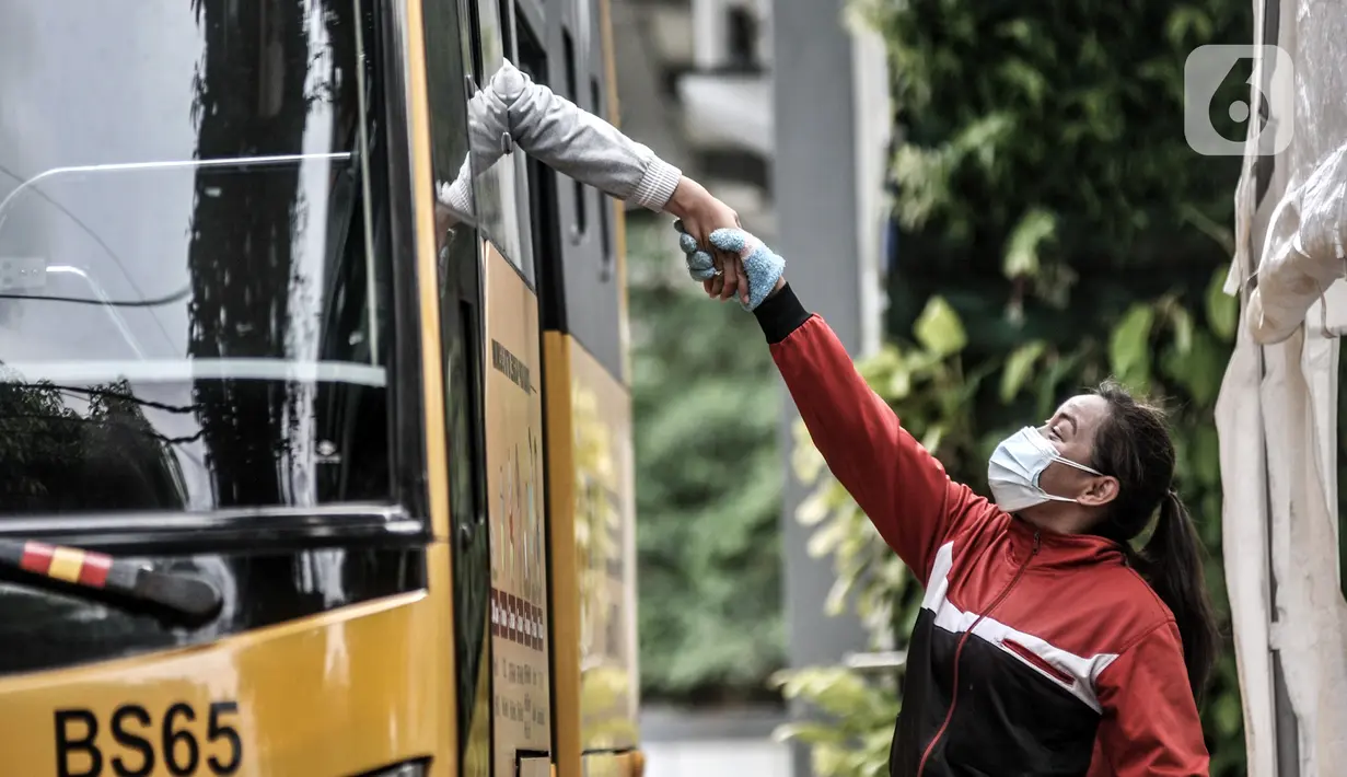 FOTO: Bus Sekolah Evakuasi Pasien COVID-19 ke Wisma Atlet - Foto ...
