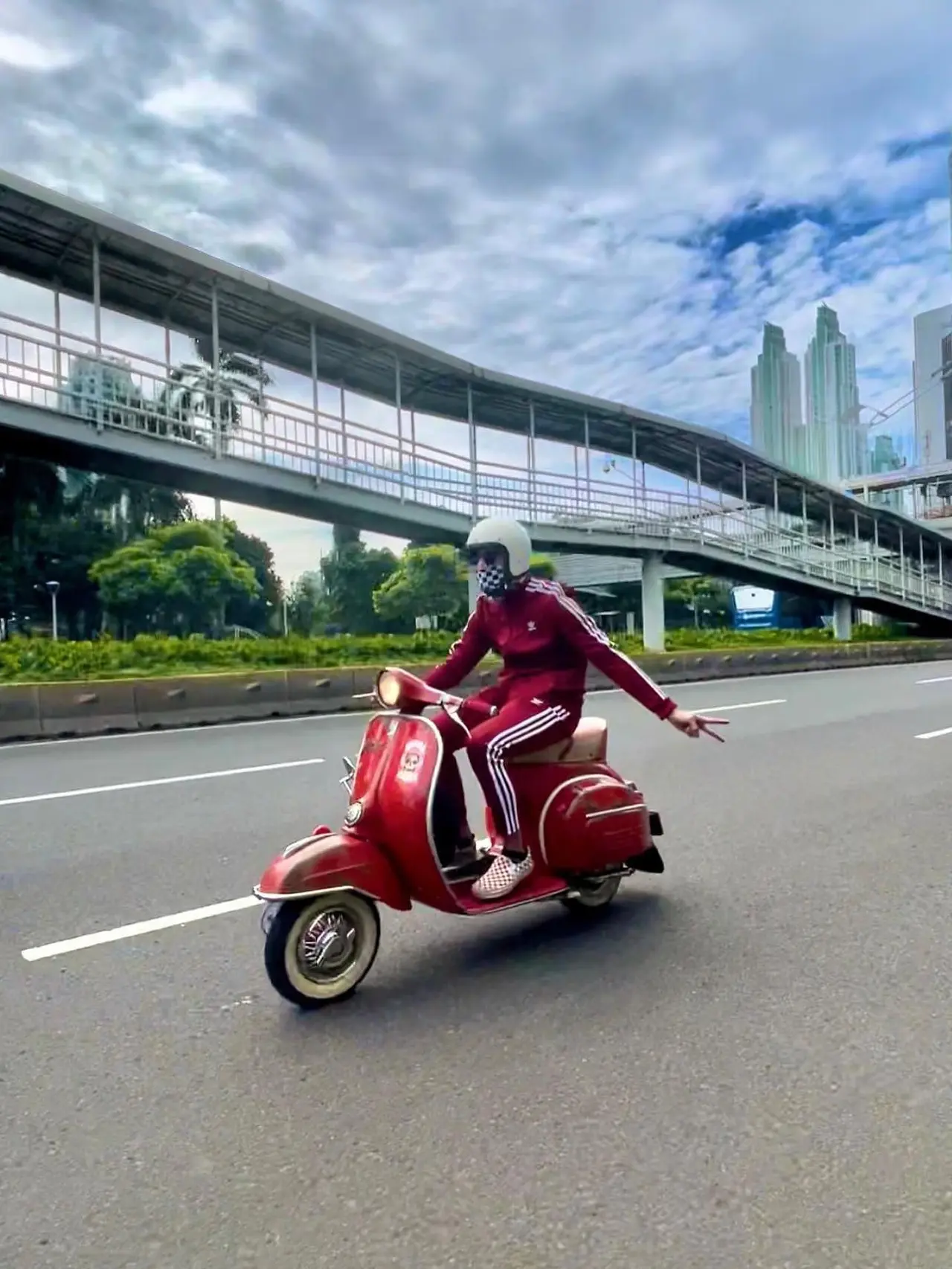 Tampil Keren, Ini 7 Gaya Vino G Bastian Riding dengan Vespa Klasik ...