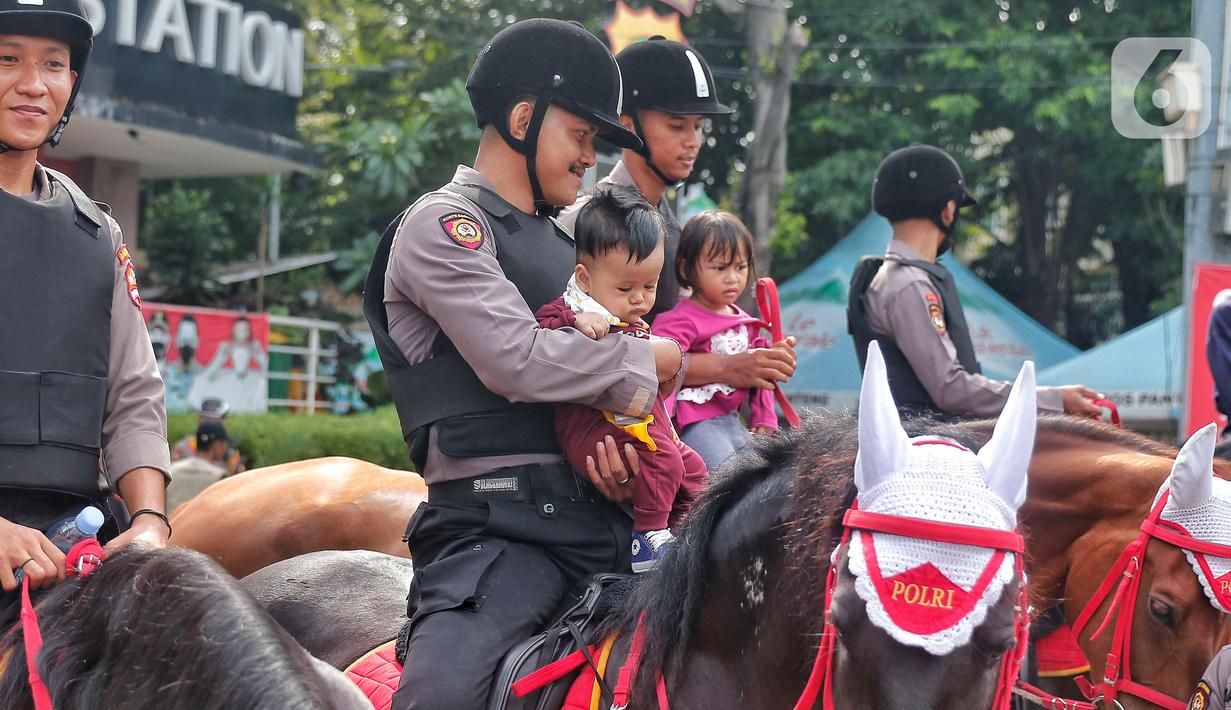 Polisi Berkuda Hibur Warga Saat CFD di Jakarta - Foto Liputan6.com