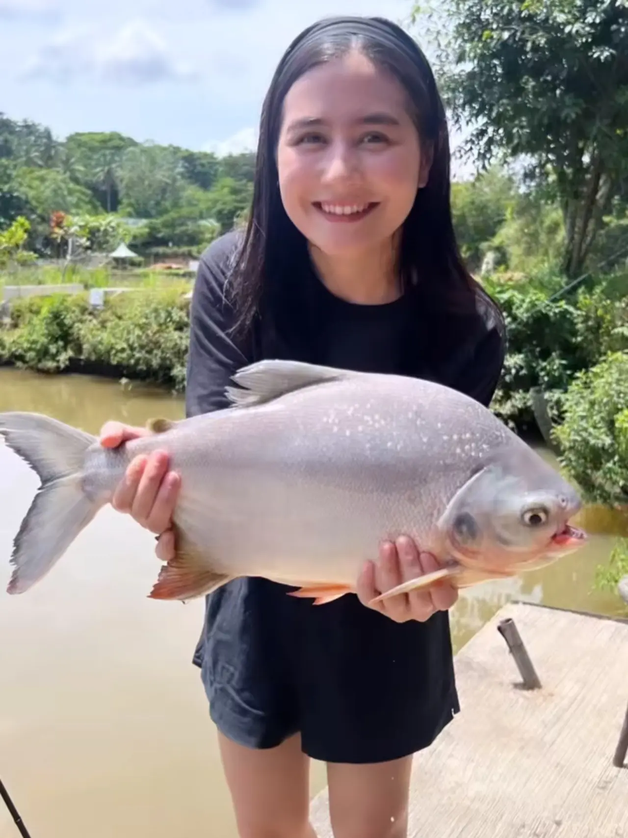 7 Potret Prilly Latuconsina Tetap Mewah Mancing di Empang, Bawa Tas Rp 70 Juta - Hot Liputan6.com