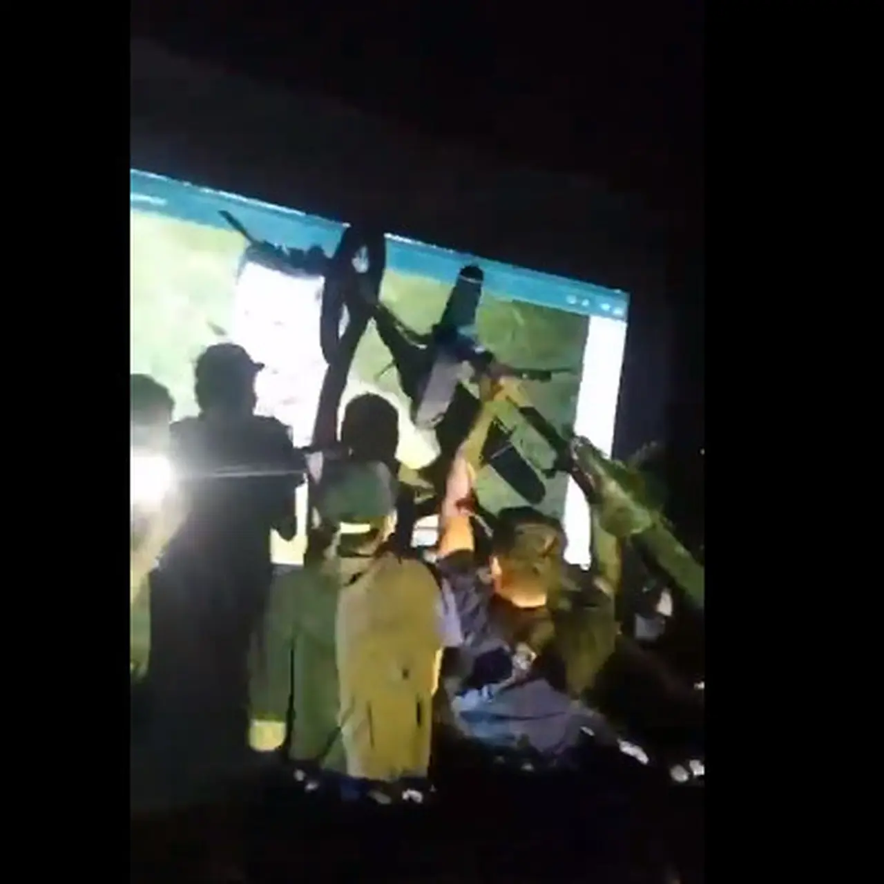 6 Potret Aksi Penonton Emosi ke Wasit Laga Indonesia Vs Uzbekistan Ini ...