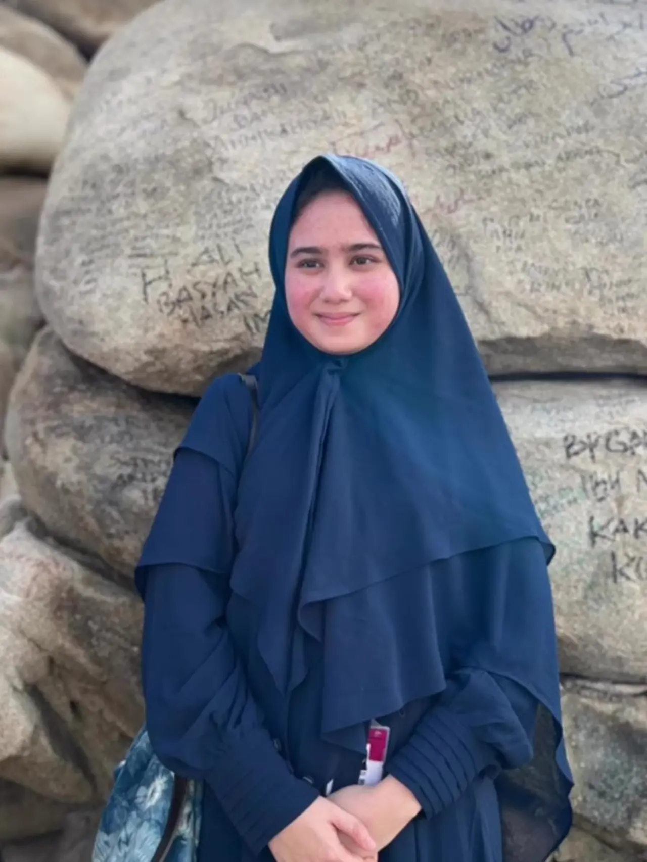 8 Potret Tissa Biani Gunakan Hijab Saat Umrah Bareng Keluarga, Didoakan ...