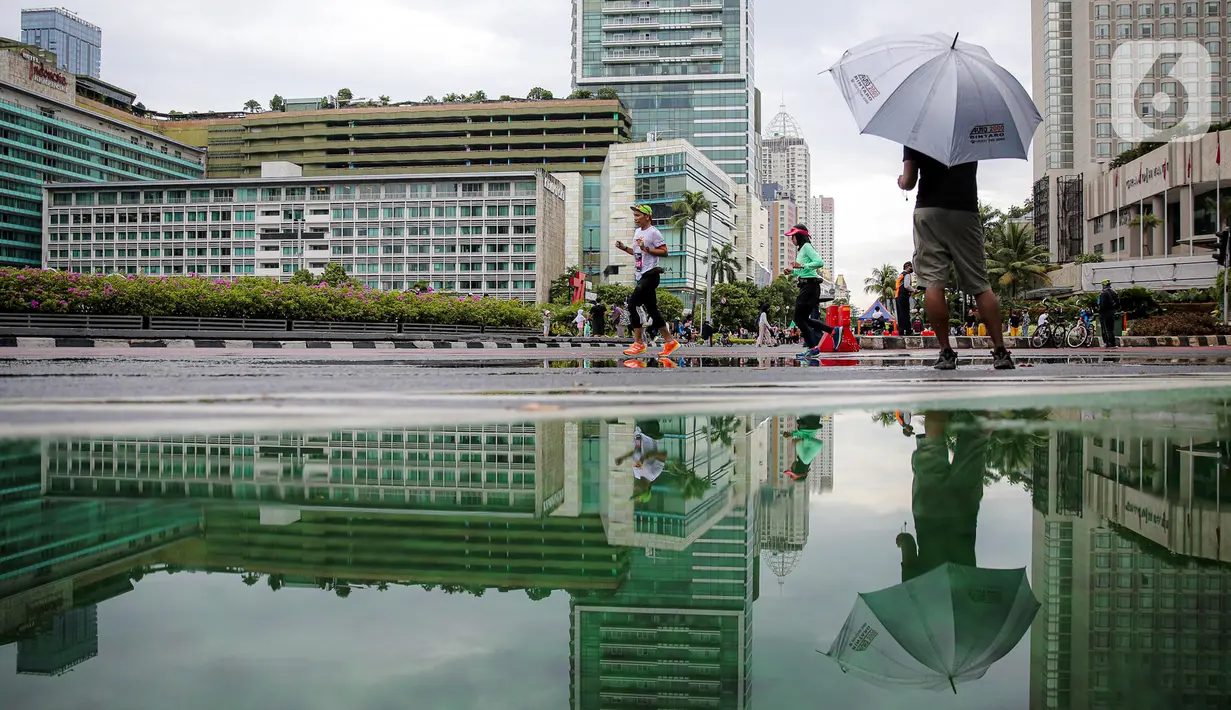 Usai Hujan Deras, Warga Tetap Antusias Olahraga di CFD - Foto Liputan6.com