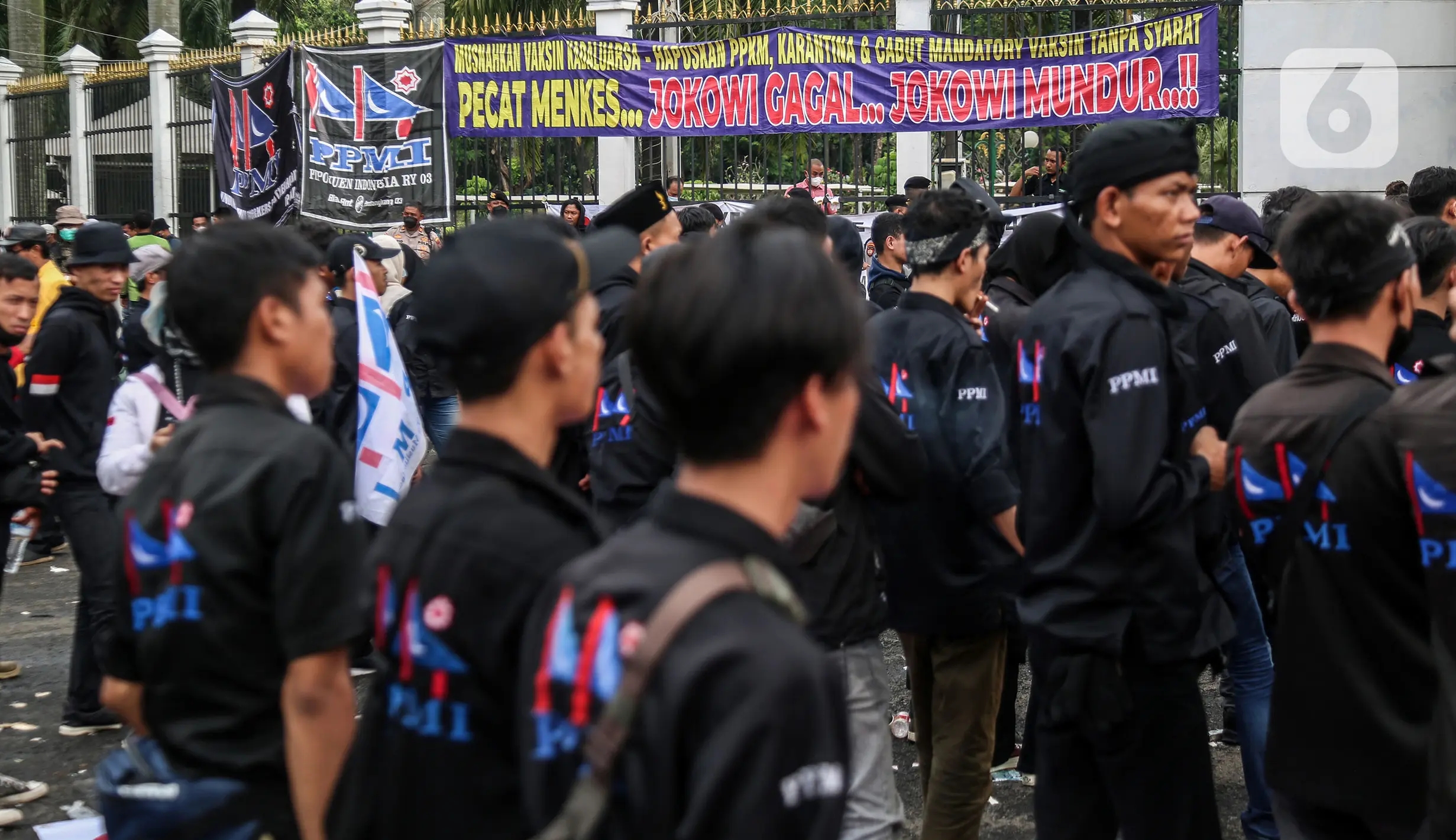 FOTO: Demonstran Geruduk Gedung DPR Tuntut Omnibus Law hingga Harga ...