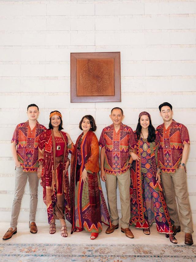 15 Tips Pose Foto Keluarga Lebaran Estetik dan Instagramable 2025