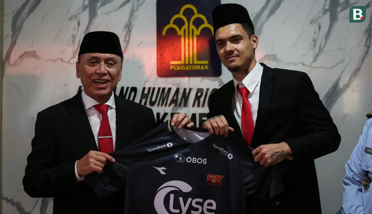 Foto: Sah Jadi Warlok, Shayne Pattynama Peluk Iwan Bule - Indonesia ...