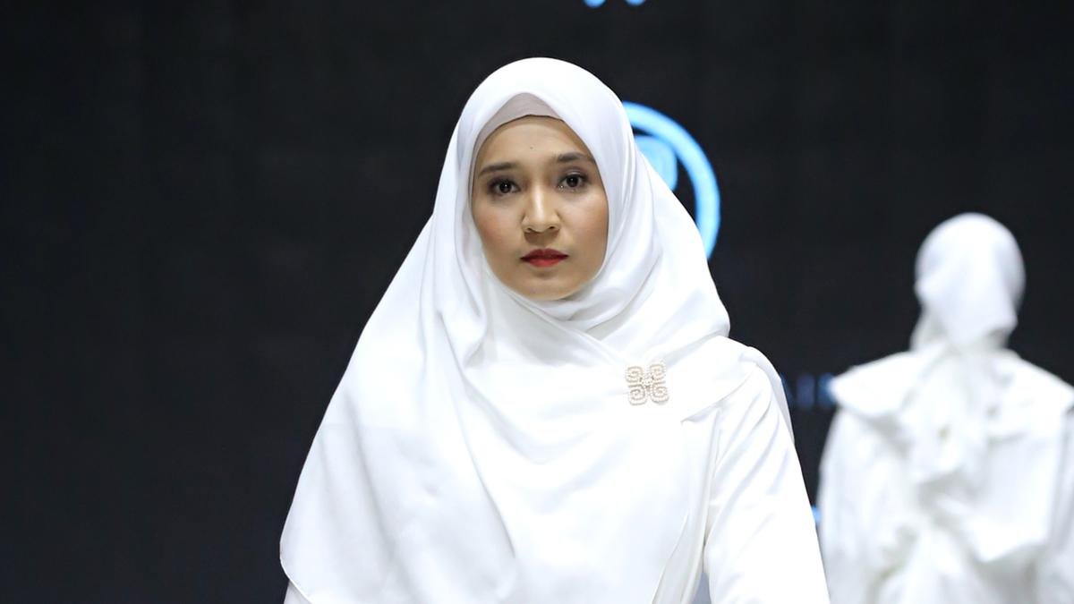 FOTO: Gaya Anggun Dini Aminarti Saat Jadi Model di Muslim Fashion ...
