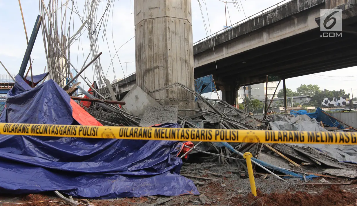 FOTO: Kondisi Tiang Girder Tol Becakayu yang Ambruk - Foto Liputan6.com