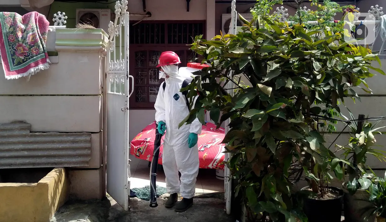 FOTO: PMI Kota Tangerang Semprot Disinfektan di Lingkungan Bekas Banjir ...