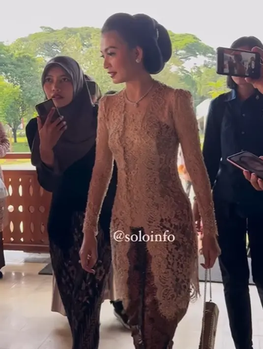 6 Gaya Selvi Ananda Anggun Berkebaya Hadiri Upacara Ulang Tahun Kota Solo, Pancarkan Pesona Ayu ...