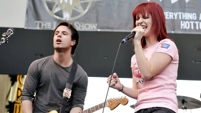 Josh Farro Eks Paramore Berdamai dengan Hayley Williams - ShowBiz ...