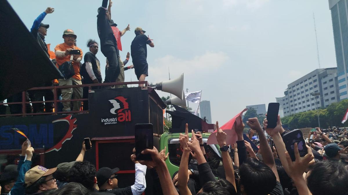 Stand Up Komedian Arie Kriting dan Yudha Keling Ikut Demo di DPR Tolak ...