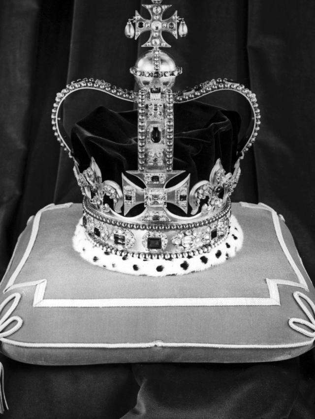 Melihat dari Dekat Mahkota St. Edward, Pusaka Kerajaan Inggris yang ...