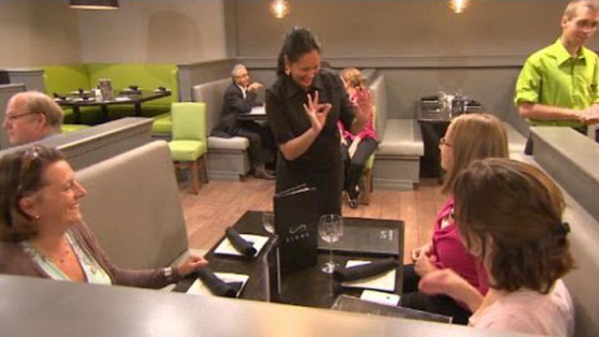 Unik! Pesan Makanan Pakai Bahasa Isyarat di Signs Restaurant ...