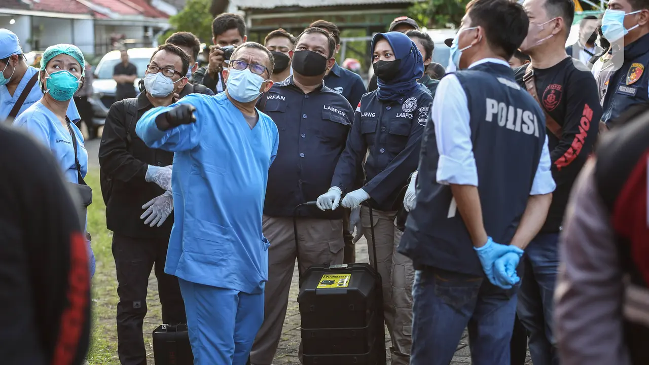 Polisi Temukan Gundukan Sampah di Rumah Tewasnya Satu Keluarga di ...