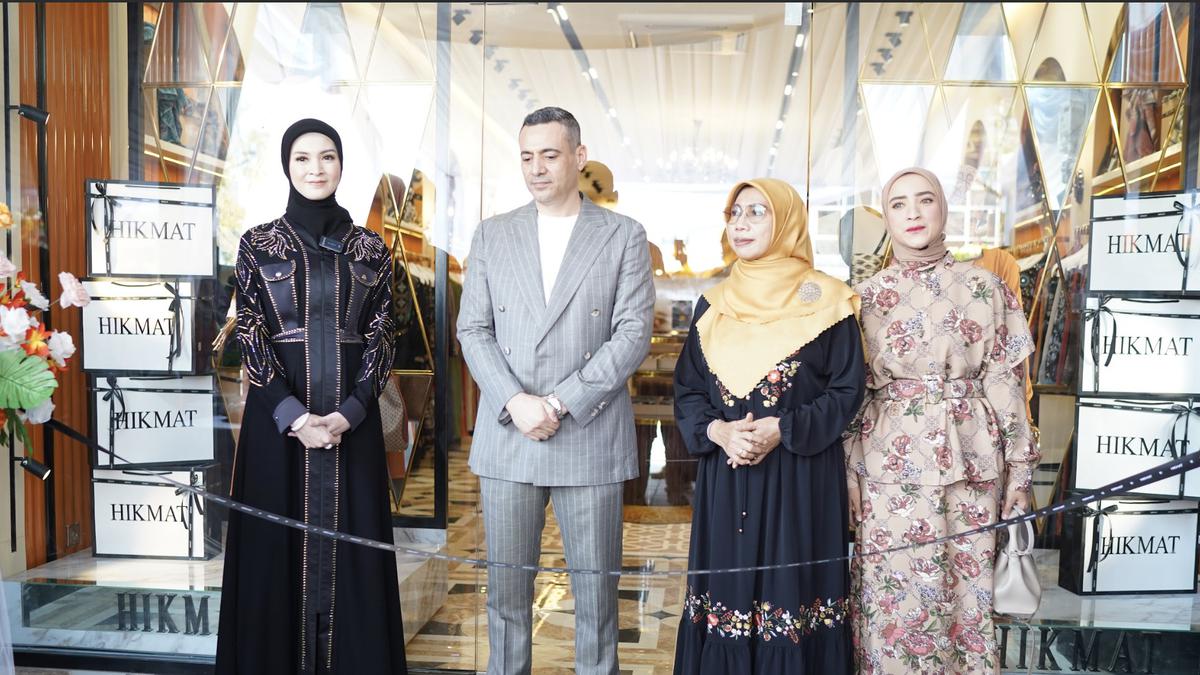 Melihat Koleksi Fashion Muslimah dari Hikmat Showroom yang Elegan - Fashion Fimela.com