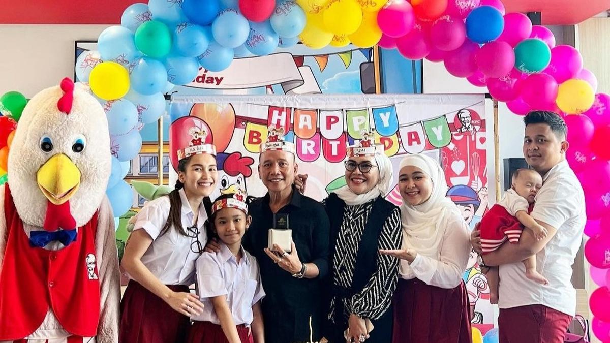 Beda dari yang Lain, Ayu Ting Ting Rayakan Ulang Tahun Ayah di Restoran Cepat Saji Bertema Anak ...