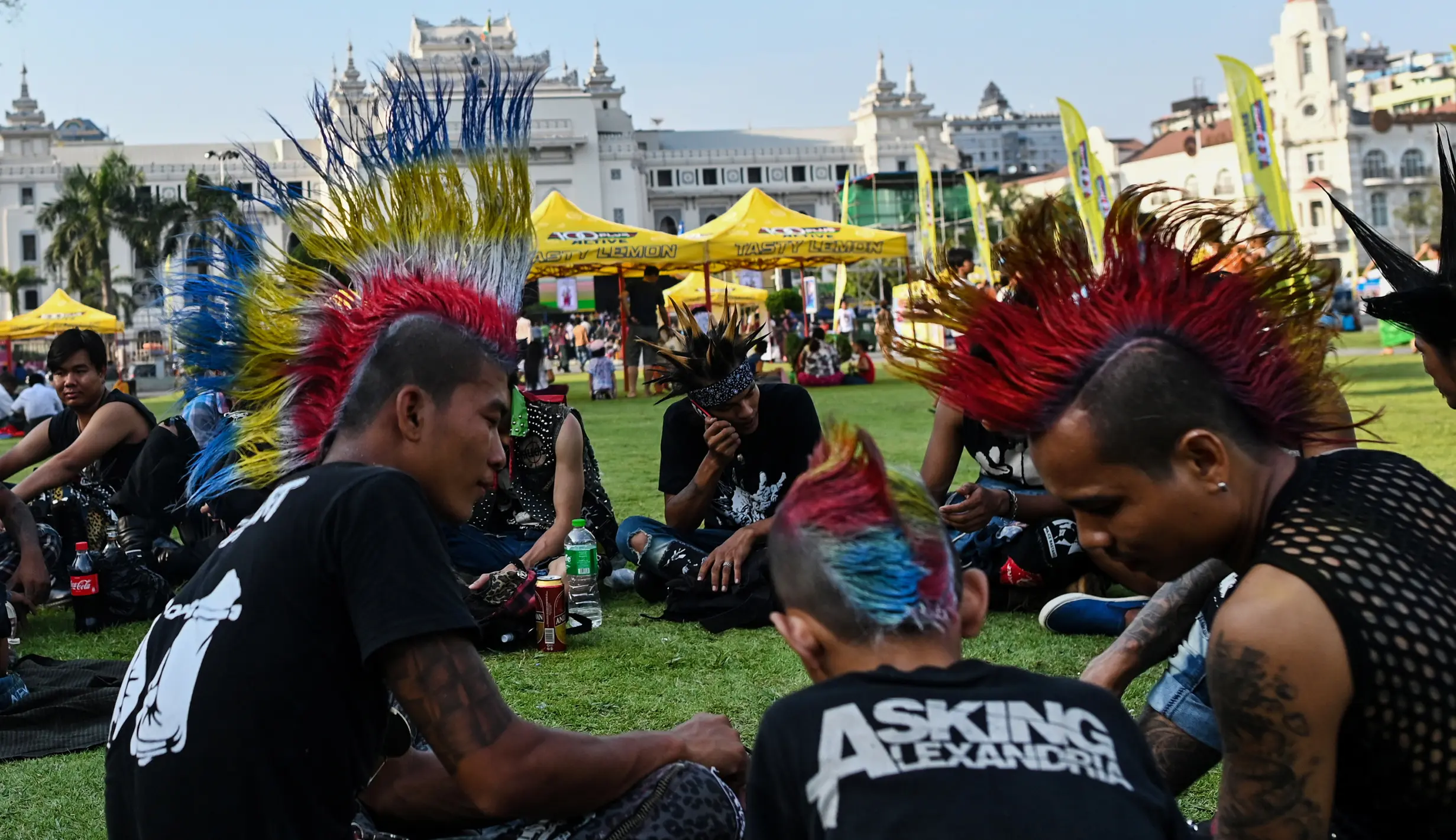 FOTO: Gaya Anak Punk Ramaikan Festival Air Myanmar - Foto Liputan6.com
