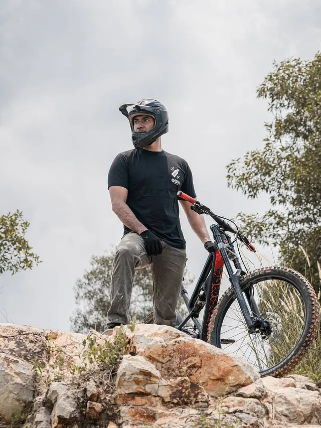 7 Potret Keren Ario Bayu Atraksi Naik Sepeda Ini Ekstrem - Hot Liputan6.com