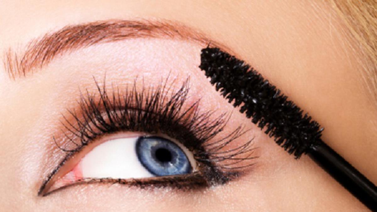 Hindari 4 Kesalahan Ini Saat Memakai Maskara - Fashion & Beauty ...