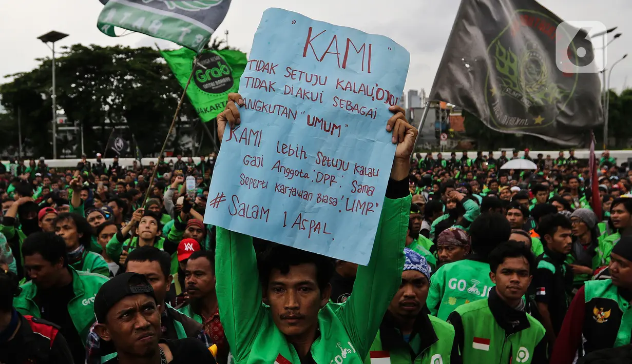 FOTO: Pengemudi Ojek Online Geruduk Gedung DPR - Foto Liputan6.com