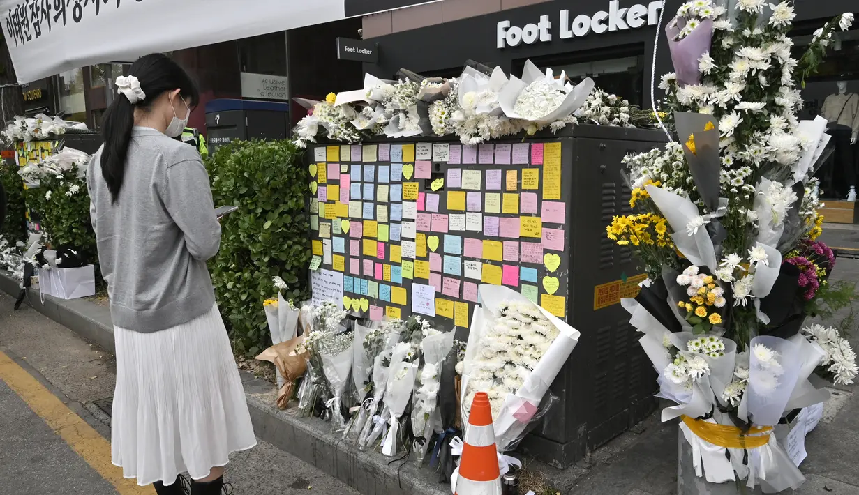 Tumpukan Bunga dan Pesan Duka Penuhi Luar Stasiun Subway Itaewon untuk ...