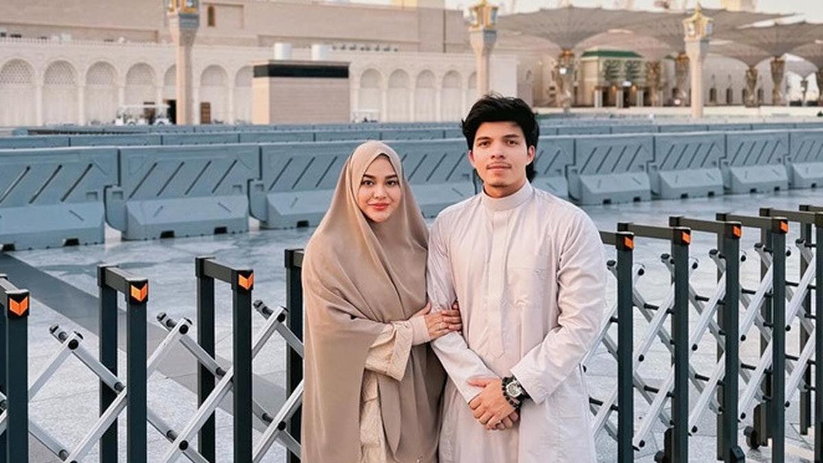 7 Potret Atta Halilintar dan Aurel Hermansyah Jalani Haji Pertama, Penuh Syukur - Hot Liputan6.com