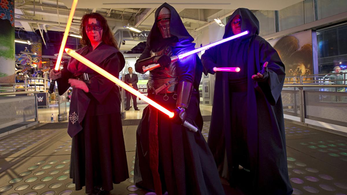 Aksi Tokoh Star Wars Jadi 'Pelayan' Toko di New York - Foto Liputan6.com