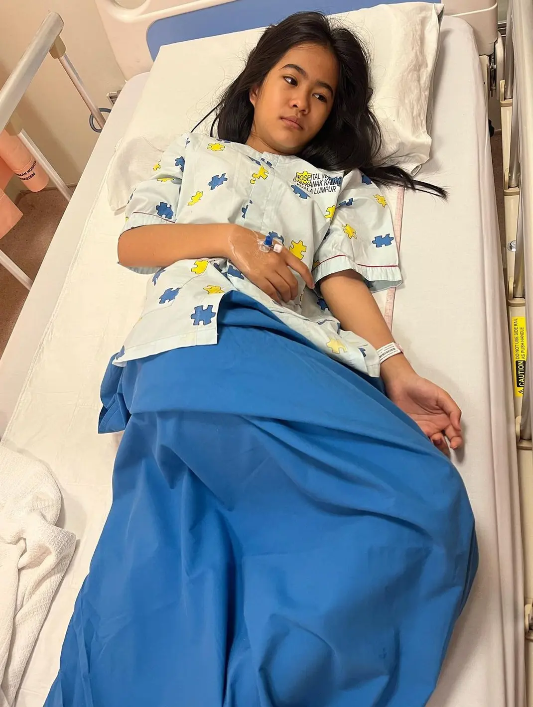 Sempat Lumpuh Akibat Kursi Ditarik Saat Mau Duduk, Kondisi Terbaru Artis Cilik Puteri Rafasya ...