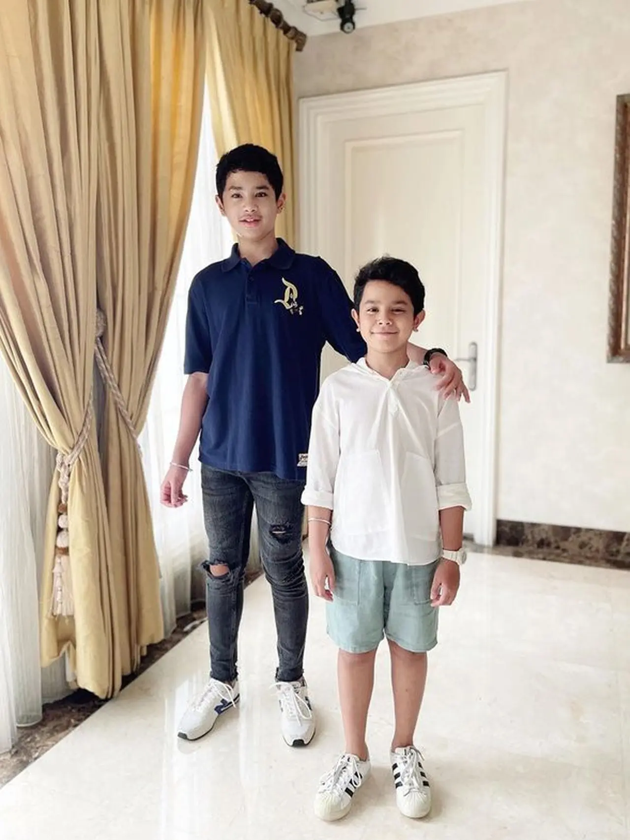 Tambah Ganteng, Ini 6 Potret Kebersamaan Bunga Zainal dan Dua Anaknya