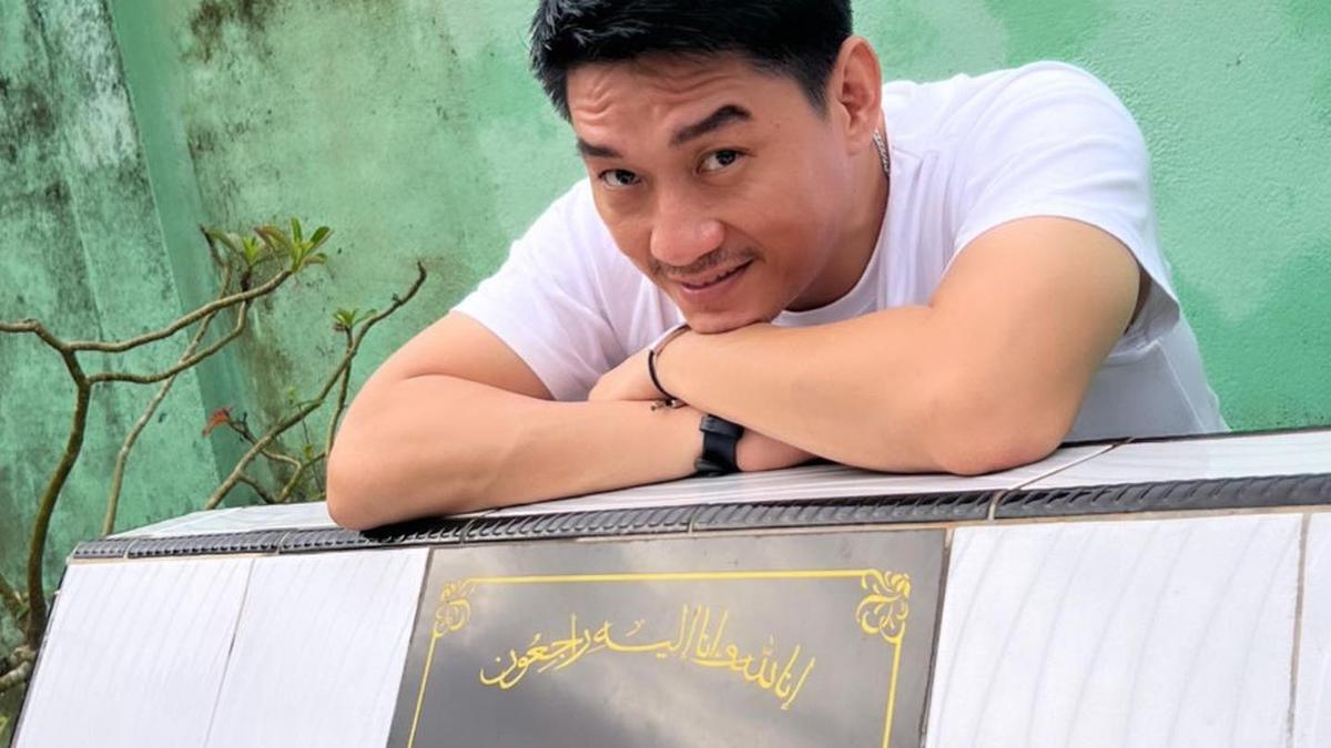 Ifan Seventeen Bersama Istri Berziarah ke Makam Herman Sikumbang di ...