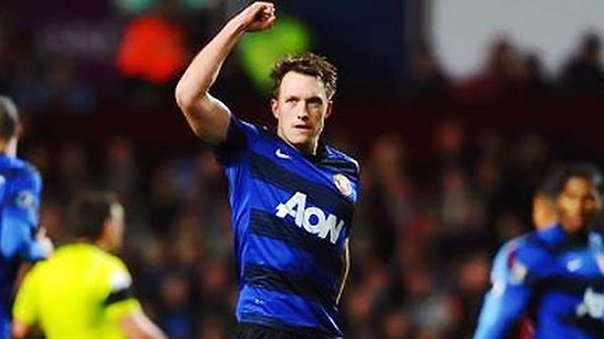 MU Segera Perpanjang Kontrak Phil Jones