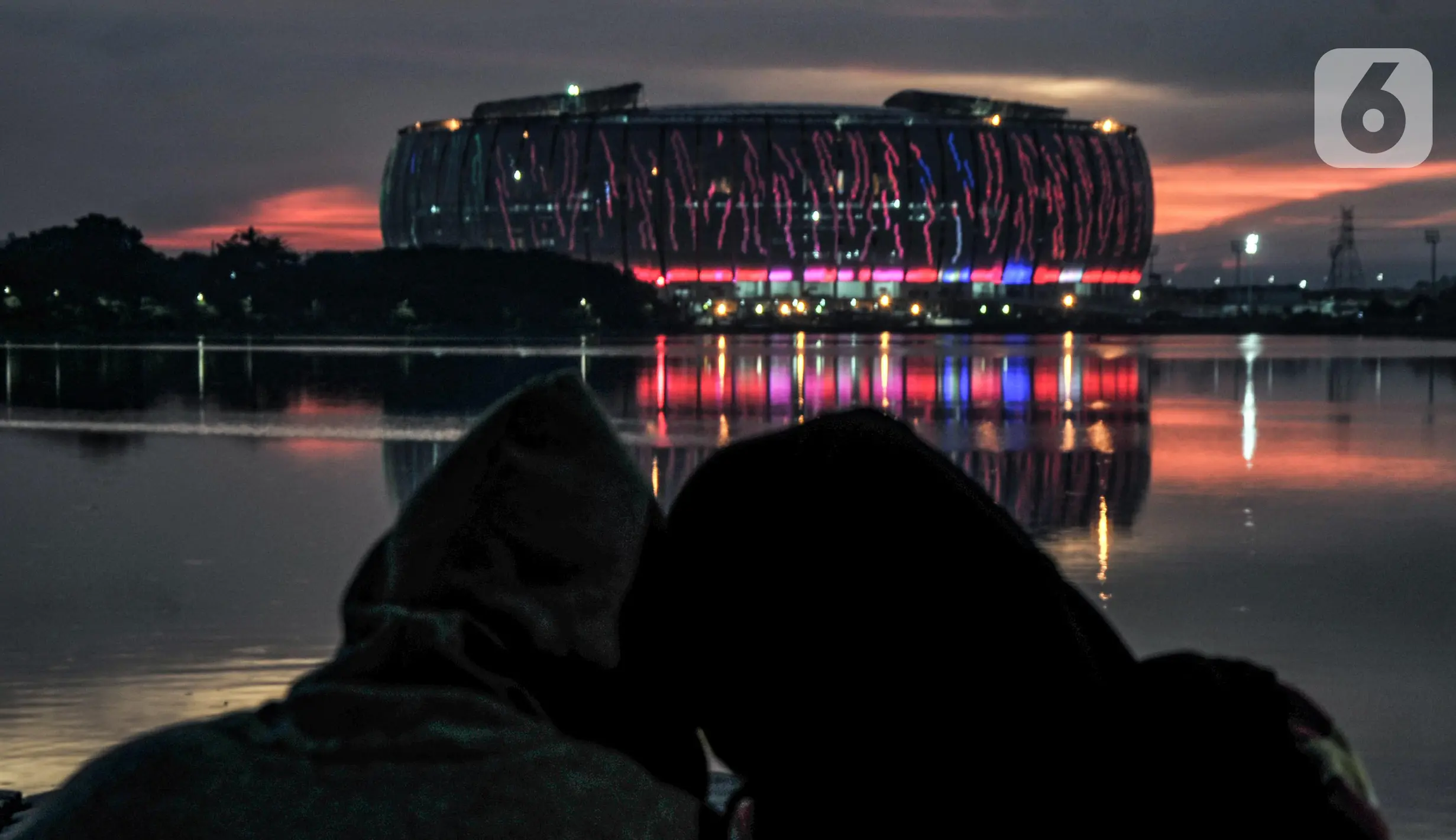 FOTO: Warna-Warni Lampu Jakarta International Stadium - Foto Liputan6.com