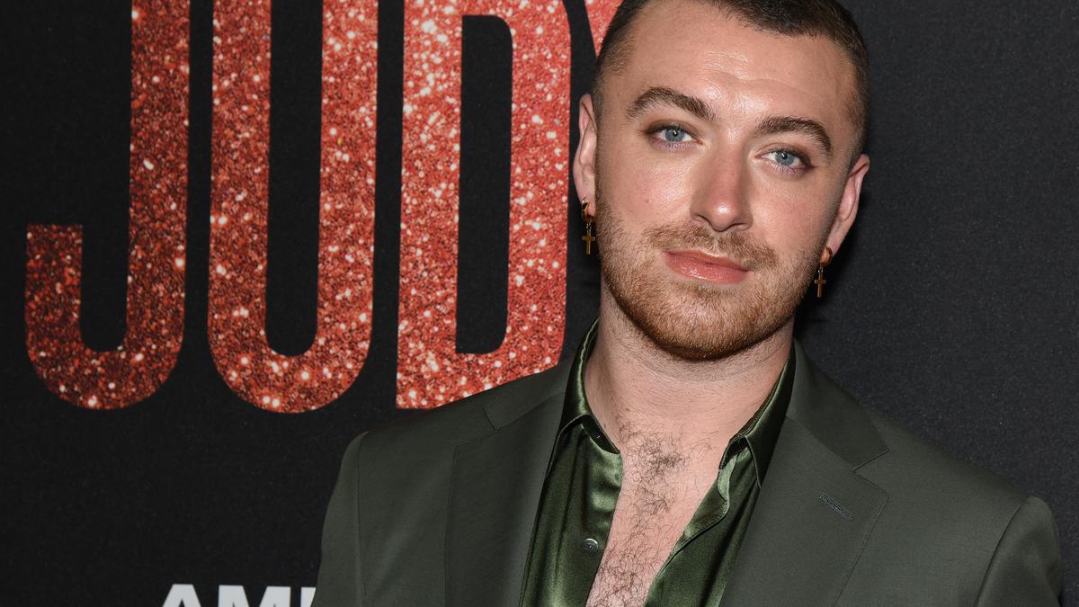 Sam Smith Berdandan Ala Perempuan, Mana yang Lebih Cantik?