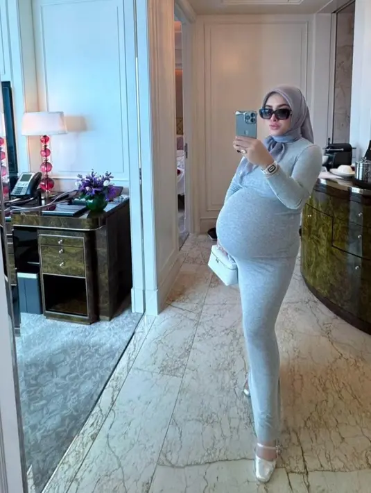 6 Potret Terbaru Syahrini Tampilkan Baby Bump di Kehamilan 9 Bulan dengan Dress Ketat, Munculkan ...