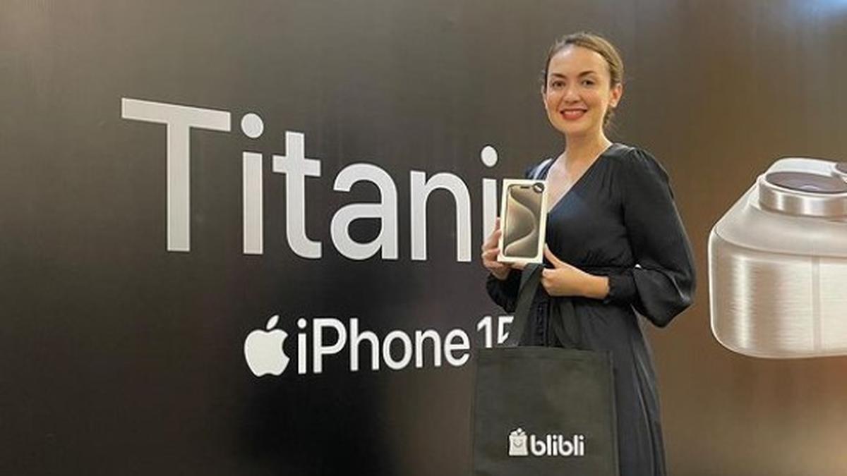 Rela Keluar Malam Demi iPhone Terbaru, Rianti Cartwright Antusias Ajak Suami Bikin Konten ...